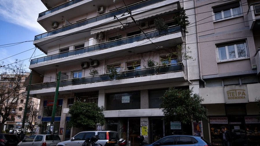 ΤΙ ΣΥΜΒΑΙΝΕΙ ΣΤΟ ΠΑΓΚΡΑΤΙ; 21ΧΡΟΝΗ ΕΠΕΣΕ ΑΠΟ ΤΟ ΜΠΑΛΚΟΝΙ ΚΑΙ ΣΚΟΤΩΘΗΚΕ ...