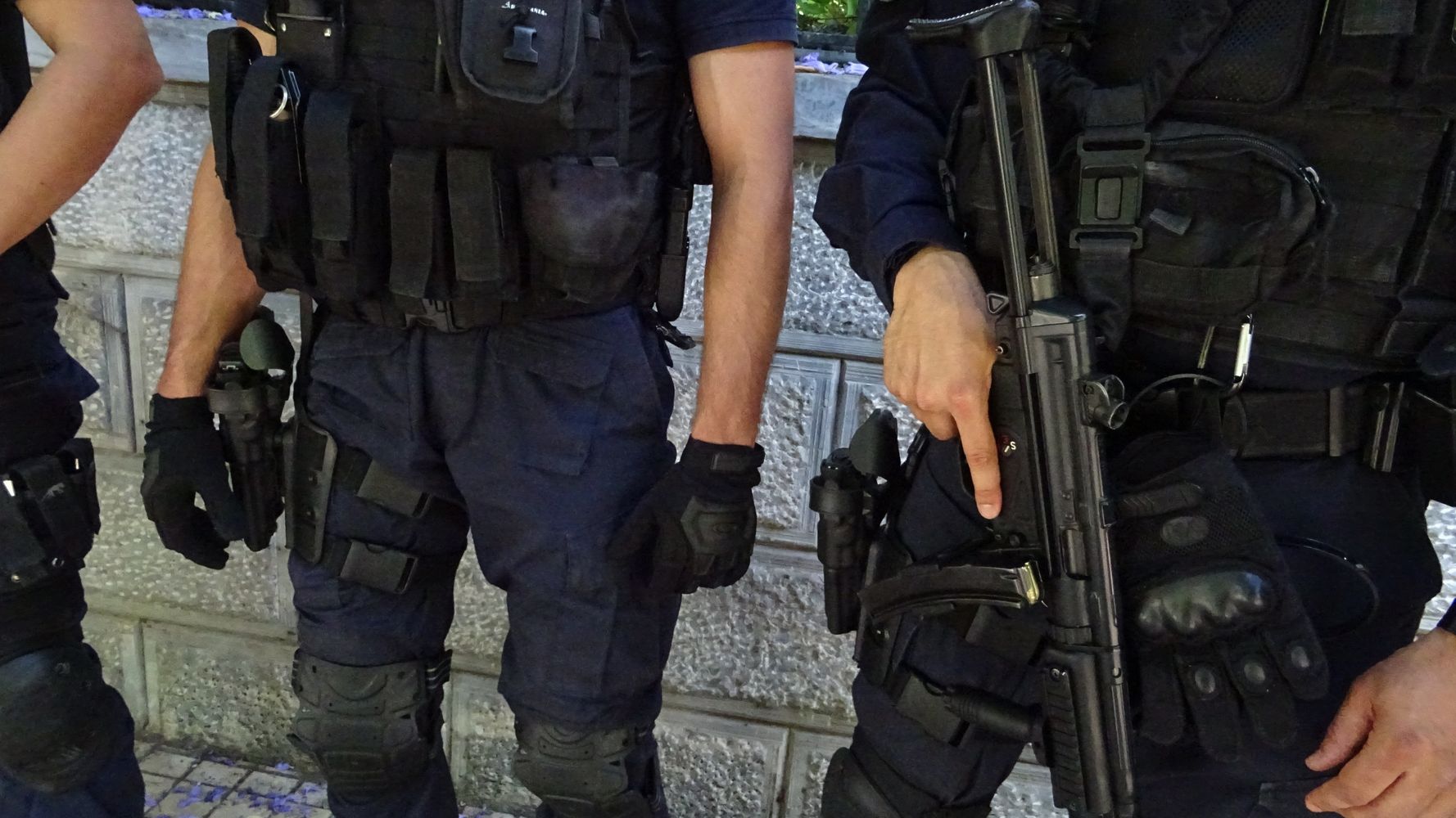 ΣΤΟ ΠΟΔΙ ΤΟ ΡΕΘΥΜΝΟ ΥΠΟ ΤΟ ΦΟΒΟ ΒΕΝΤΕΤΑΣ! ΒΓΑΙΝΟΥΝ ΤΑ ΚΟΥΜΠΟΥΡΙΑ ΜΕΤΑ ...