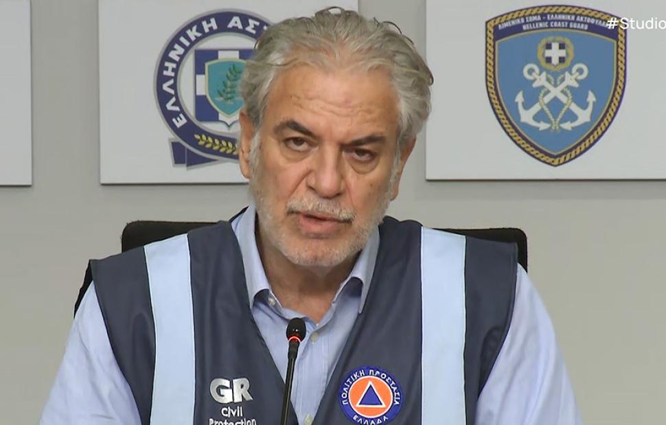 ΞΕΦΤΙΛΑΣ ΣΤΥΛΙΑΝΙΔΗΣ. ΒΑΖΕΙ ΔΗΘΕΝ ΤΑ ΚΛΑΜΑΤΑ ΜΠΡΟΣΤΑ ΣΤΗΝ ΚΑΜΕΡΑ Ο ...