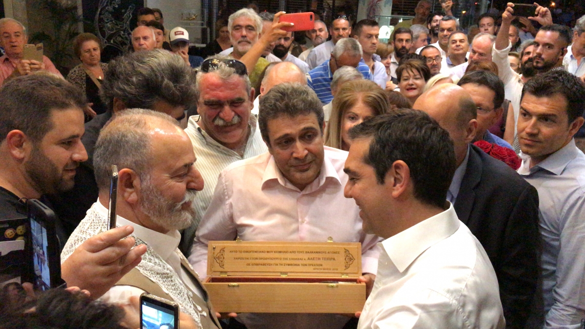 ΘΑ ΣΑΣ ΣΤΕΙΛΩ ΣΤΗΝ ΠΙΝΕΖΑ. ΞΕΡΕΤΕ ΠΟΙΟΣ ΕΙΜΑΙ ΕΓΩ, ΡΕ; ΤΣΙΠΡΑ, ΜΑΖΕΨΕ ...