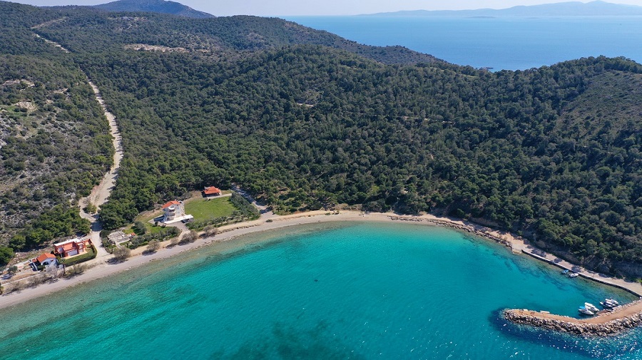 Σαλαμίνα: Οι «μυστικές» γαλάζιες παραλίες της – Δείτε βίντεο – Makeleio.gr