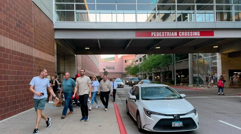 ΗΠΑ: Σκηνές πανικού εξαιτίας πυροβολισμών στο μεγαλύτερο αμερικανικό ...