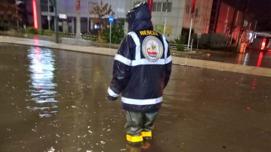 ΠΝΙΓΟΜΑΣΤΕ ΜΕ ΤΗΝ ΠΡΩΤΗ ΒΡΟΧΗ – Δρόμοι ποτάμια λόγω ισχυρής νεροποντής ...