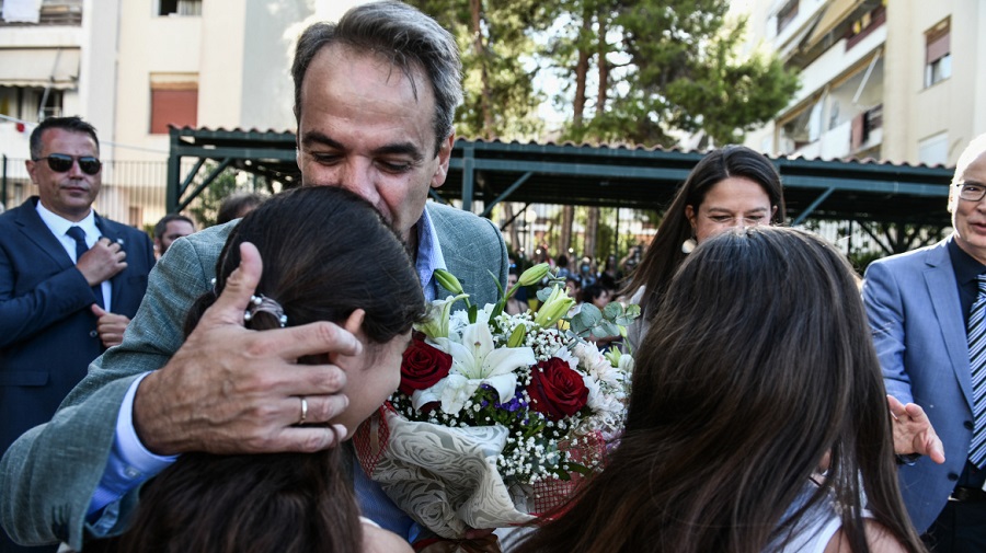 ΣΙΓΑ ΜΗΝ ΕΧΑΝΕ ΤΗΝ ΕΥΚΑΙΡΙΑ: ΕΤΡΕΞΕ ΠΑΛΙ ΣΕ ΣΧΟΛΕΙΑ ΓΙΑ ΝΑ ΧΕΡΟΥΚΛΩΣΕΙ ...