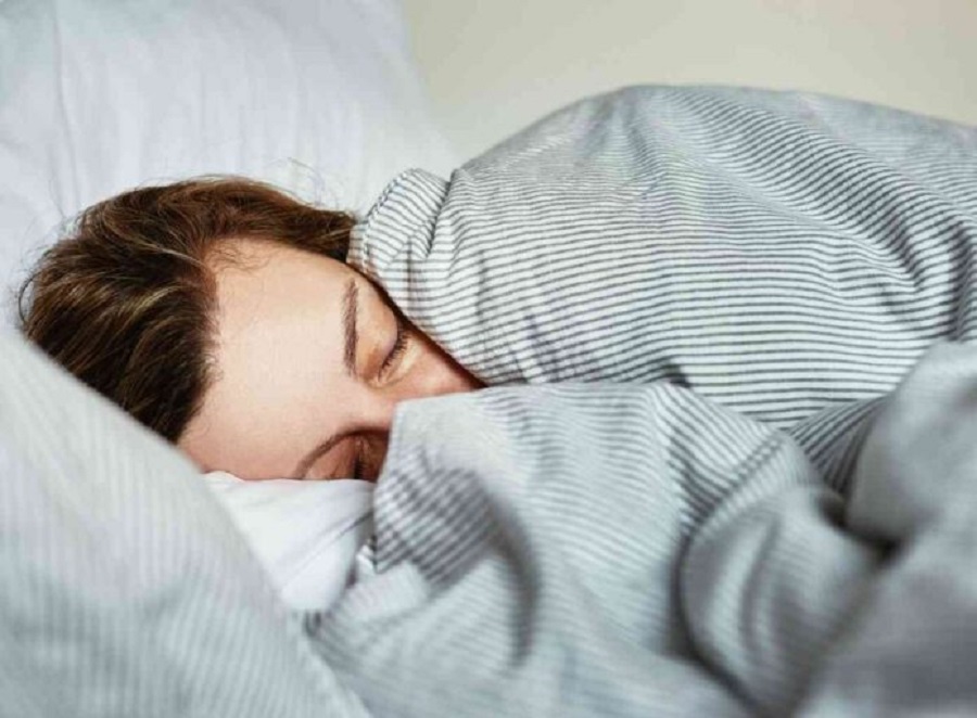 Σας παίρνει ο ύπνος στον καναπέ κάθε βράδυ; Τρεις λόγοι που πρέπει να ...