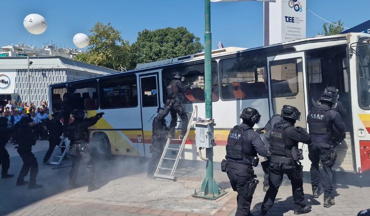 Αφού έπεσαν από τον Πύργο του ΟΤΕ.. επίδειξη των «κομάντος» της ΕΚΑΜ με ...