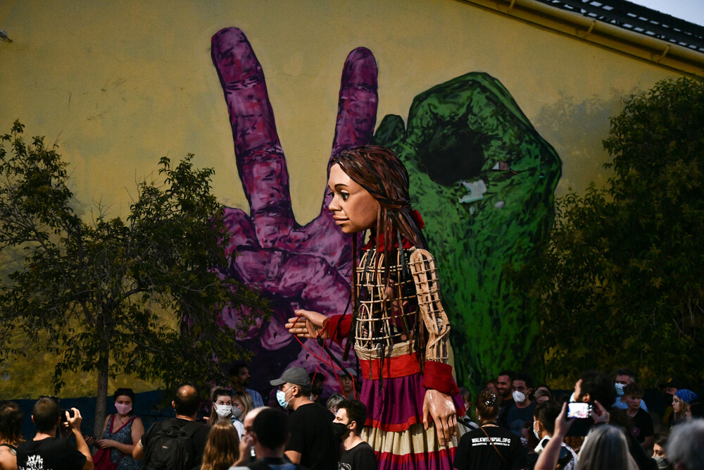 Θυμάστε στην “Αμάλ”; Η ΑΠΟΚΟΣΜΗ κούκλα κάνει…περιοδεία στη Νέα Υόρκη ...