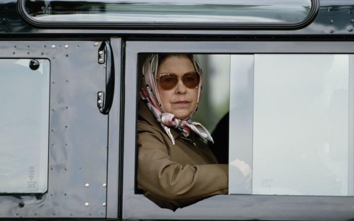 Αυτός είναι ο λόγος που η βασίλισσα Ελισάβετ οδηγούσε χωρίς δίπλωμα ...