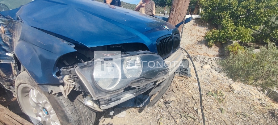 25χρονος οδηγός “καρφώθηκε” σε κολώνες φωτισμού (εικόνες) – Makeleio.gr
