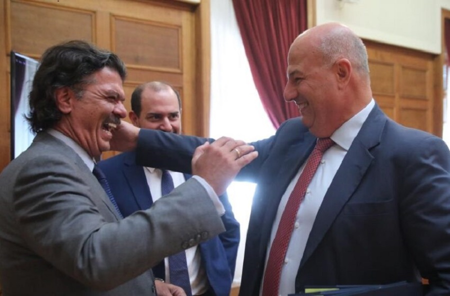 ΜΥΛΟΣ ΜΕ ΤΙΣ ΓΑΛΑΖΙΕΣ ΑΚΡΙΔΕΣ! Η ΣΥΖΥΓΟΣ ΤΟΥ ΤΣΙΑΡΑ ΣΕ ΕΙΣΠΡΑΚΤΙΚΗ ΜΑΖΙ ...