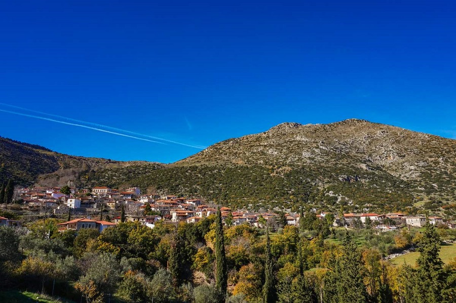 Το «πνιγμένο» στα έλατα παραδοσιακό χωριό που βρίσκεται μόλις 1 ώρα και ...