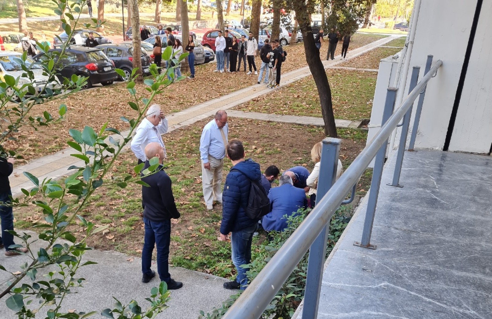 ΣΟΚ στο ΑΠΘ: Φοιτητής έπεσε από τον 3ο όροφο εν ώρα μαθήματος. Καθόταν ...