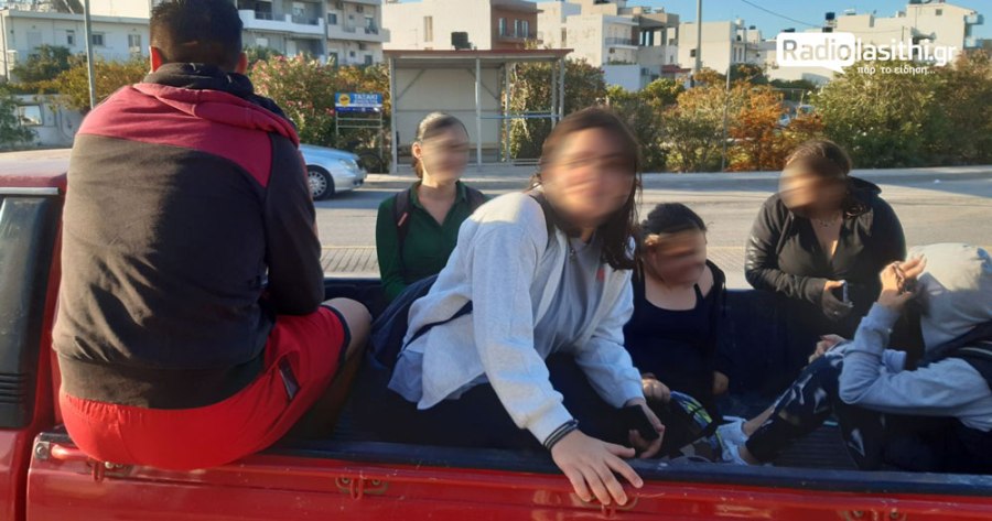 ΣΥΜΒΑΙΝΕΙ ΚΑΙ ΑΥΤΟ! Μαθητές πάνε στο σχολείο πάνω σε καρότσα αγροτικού ...