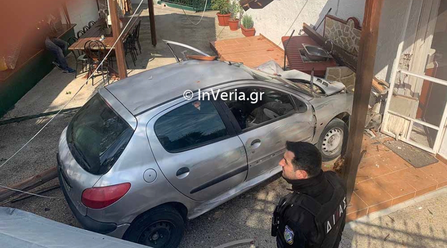 Βέροια: Αυτοκίνητο προσγειώθηκε σε αυλή σπιτιού (Εικόνες) – Makeleio.gr