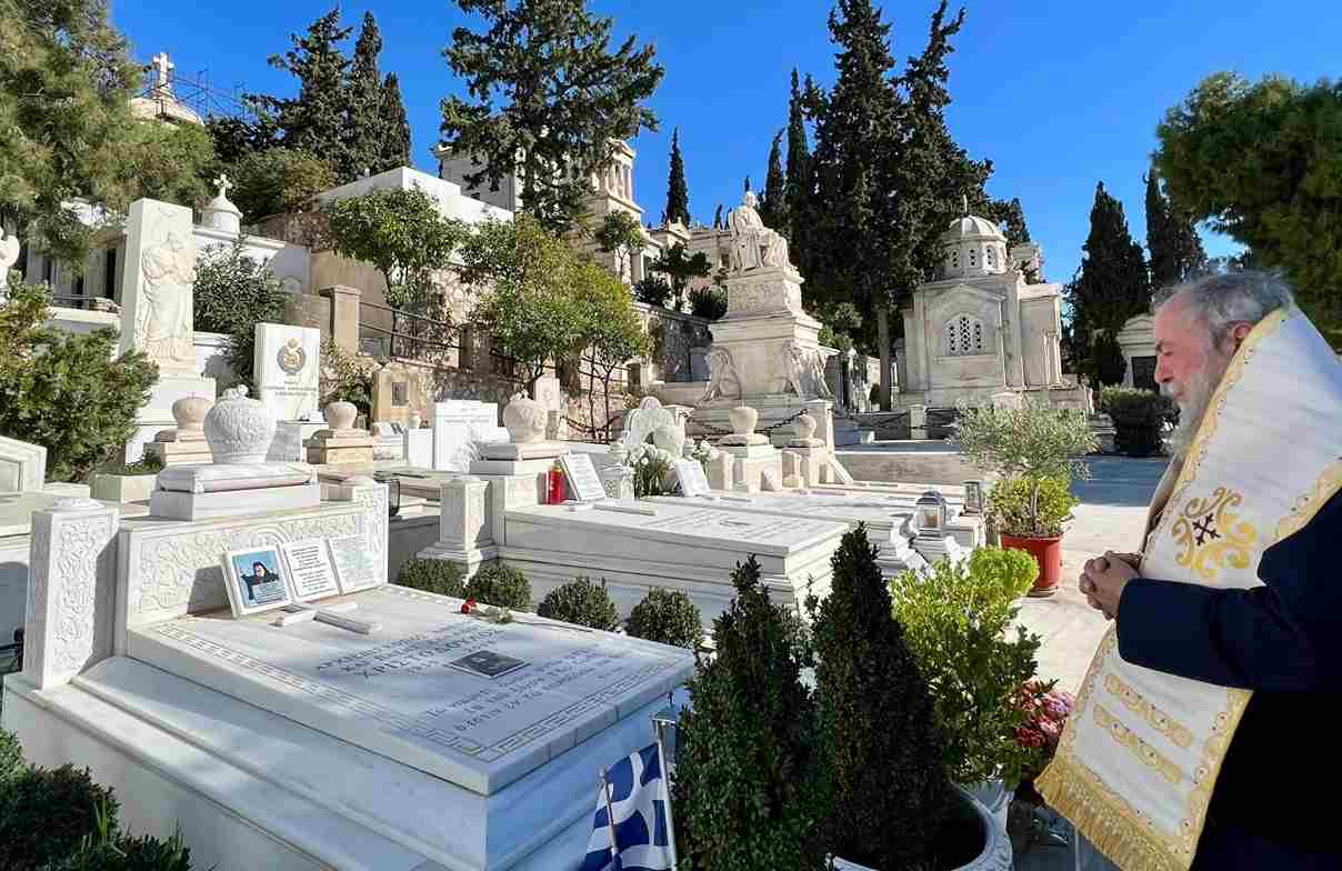 Τρισάγιο στον τάφο του Μακαριστού Αρχιεπισκόπου Χριστοδούλου από τον ...