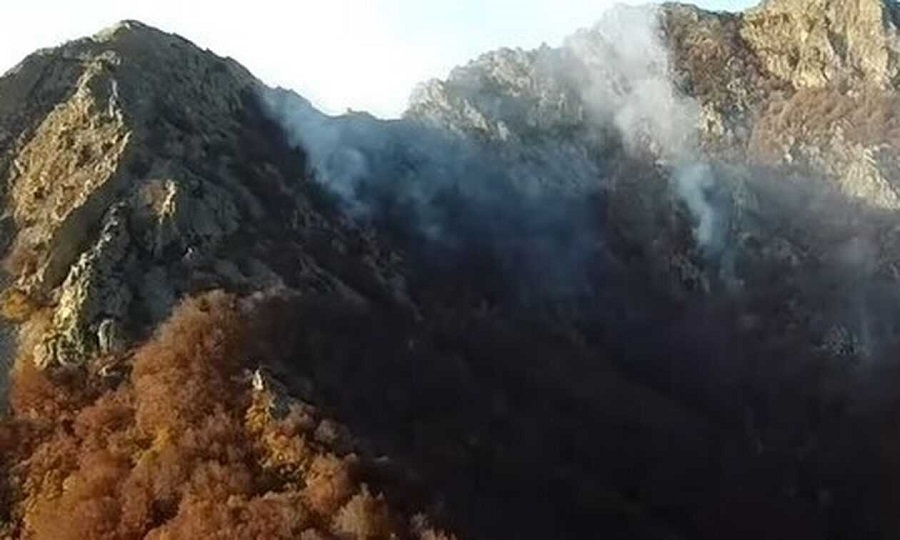 Φωτιά στο Παπίκιο Όρος: Καίει από 22 Οκτωβρίου – Εικόνες από drone ...