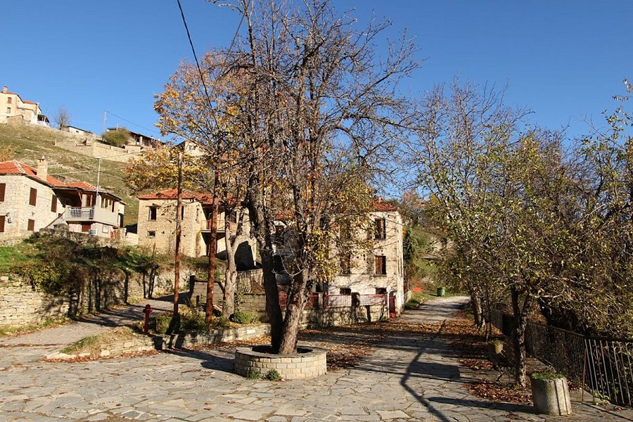 Το παραδοσιακό ορεινό χωριό στα Γρεβενά με τα πετρόχτιστα σπίτια και τα ...
