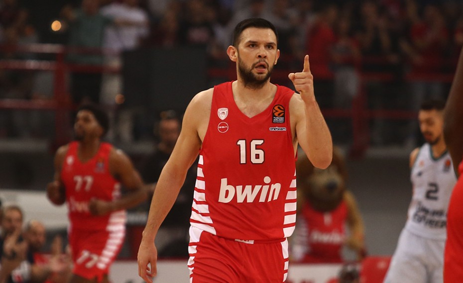 Έγραψε ιστορία ο αρχηγός του Ολυμπιακού Κώστας Παπανικολάου ξεπερνώντας ...