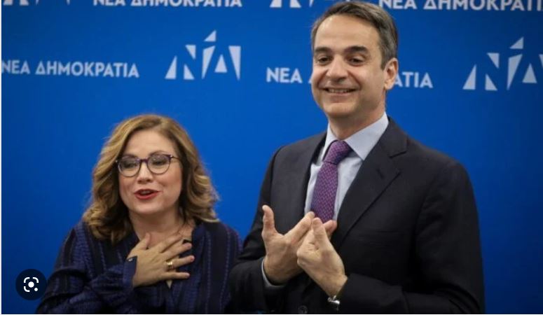 ΤΡΕΧΕΙ Ο ΚΟΥΛΗΣ ΝΑ ΜΑΖΕΨΕΙ ΤΑ ΑΣΥΜΜΑΖΕΥΤΑ! Μητσοτάκης για Σπυράκη ...