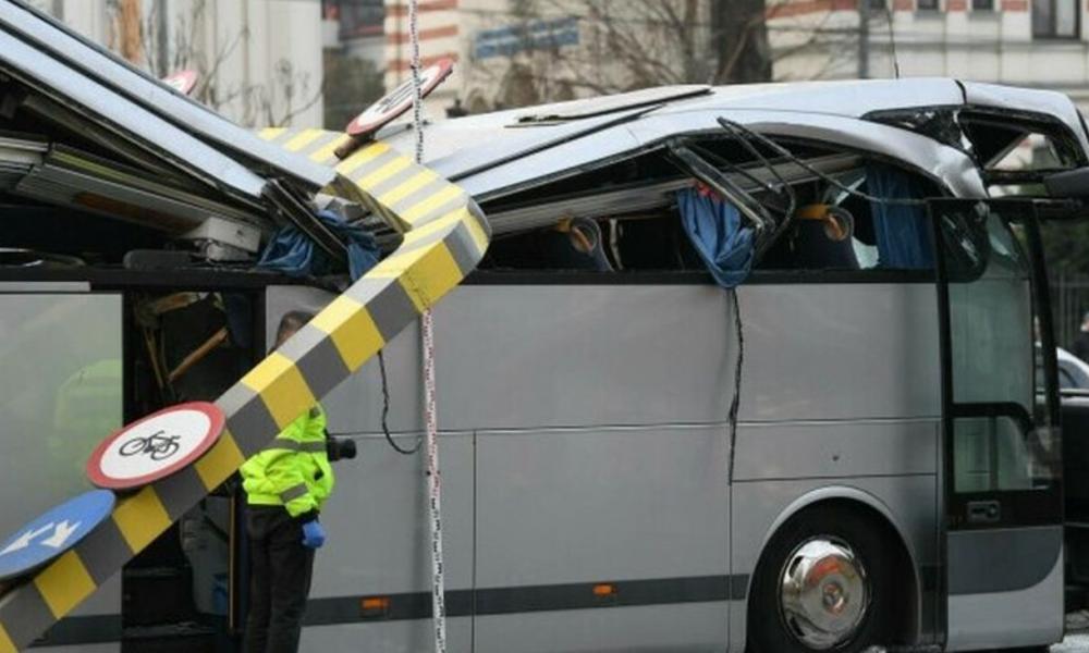 ΡΑΓΔΑΙΕΣ ΕΞΕΛΙΞΕΙΣ! Ο ΟΔΗΓΟΣ ΤΟΥ ΛΕΩΦΟΡΕΙΟΥ ΣΠΑΕΙ ΤΗ ΣΙΩΠΗ ΤΟΥ ΚΑΙ ...