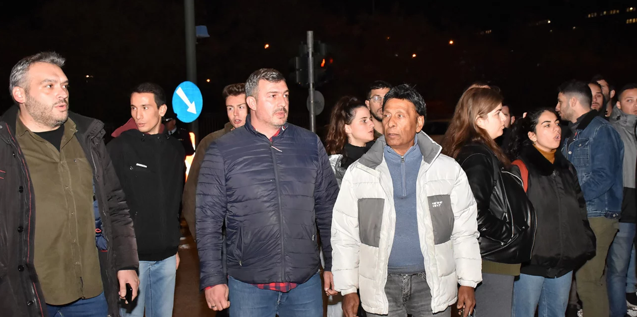 ΛΕΙΠΕΙ Ο ΜΑΗΣ ΑΠ’ ΤΗ ΣΑΡΑΚΟΣΤΗ;;; Κινητοποίηση της ΚΝΕ στο Προστασίας ...