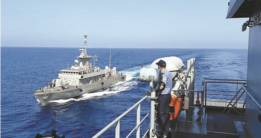 Ο ΜΗΤΣΟΤΑΚΗΣ ΕΣΤΕΙΛΕ ΤΗΝ ΔΙΕΥΘΥΝΤΡΙΑ ΤΟΥ ΓΡΑΦΕΙΟΥ ΤΟΥ ΝΑ ΣΥΝΟΜΙΛΗΣΕΙ ΜΕ ...