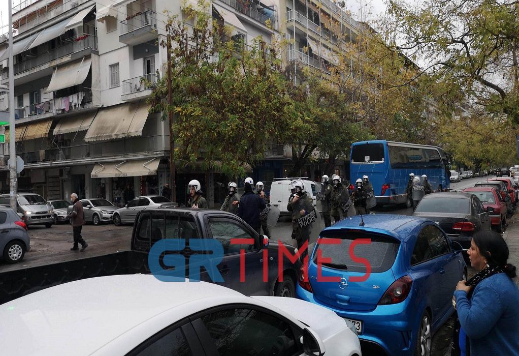 Θεσσαλονίκη: Επεισόδια μεταξύ Ρομά και ΜΑΤ έξω από το Ιπποκράτειο (ΦΩΤΟ ...