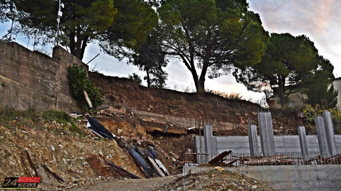 Ηλεία: Κατέρρευσε τμήμα του τοιχίου αντιστήριξης σε Δημοτικό Σχολείο ...