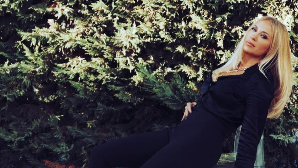 Αγνώριστη η Γωγώ Μαστροκώστα: Σπάνια φωτογραφία της από το 1994 – Makeleio.gr