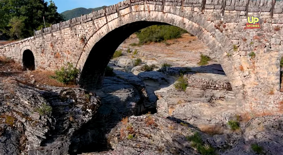Άγνωστη Ήπειρος. Αυτό είναι το ομορφότερο πέτρινο τοξωτό γεφύρι της ...
