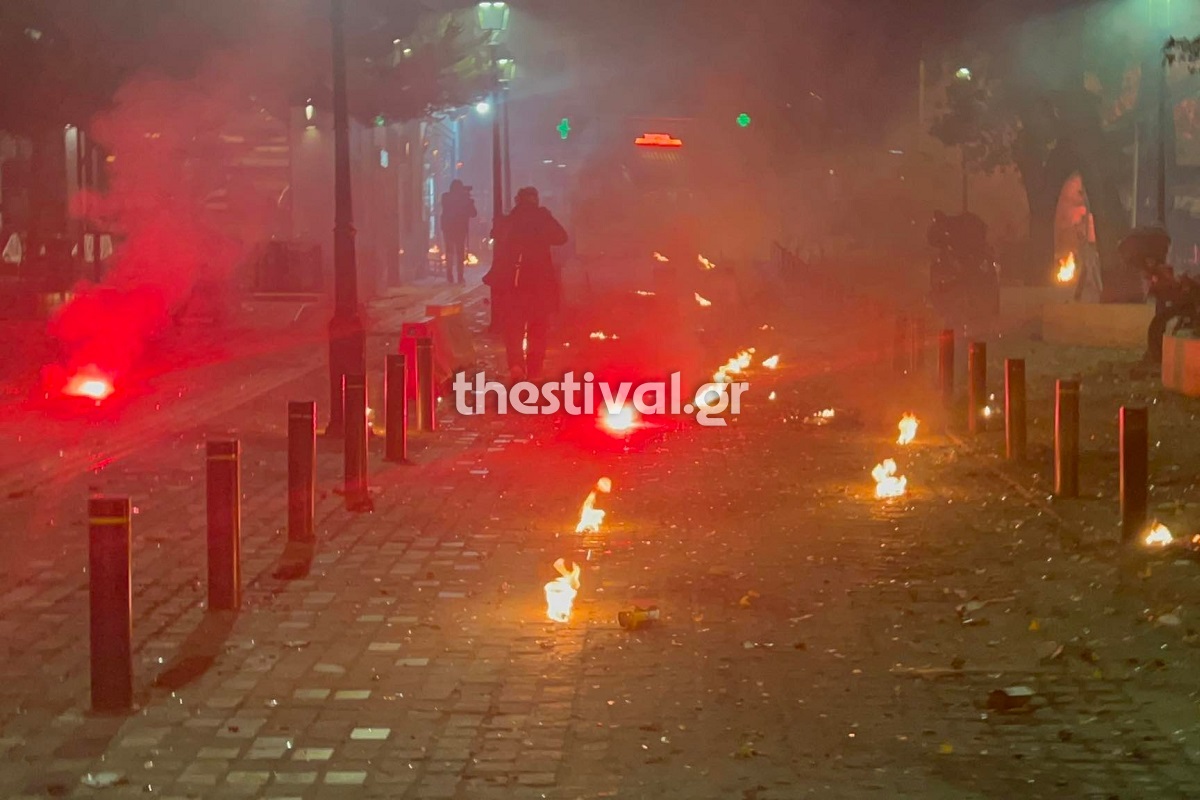 ΔΕΙΤΕ LIVE: ΠΕΔΙΟ ΜΑΧΗΣ Η ΘΕΣΣΑΛΟΝΙΚΗ. ΦΩΤΙΕΣ ΚΑΙ ΜΟΛΟΤΟΦ ΠΑΝΤΟΥ ΣΤΗΝ ...