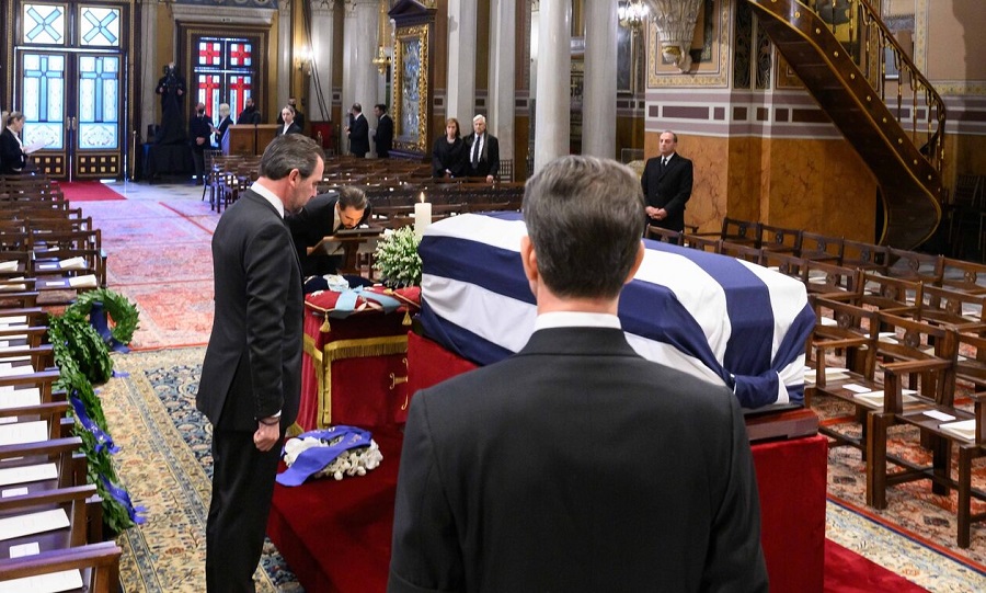 ΣΥΓΚΙΝΗΣΕ Η ΕΞΟΔΙΟΣ ΑΚΟΛΟΥΘΙΑ ΤΟΥ ΒΑΣΙΛΙΑ ΚΩΝΣΤΑΝΤΙΝΟΥ: ΛΕΠΤΟ ΠΡΟΣ ...