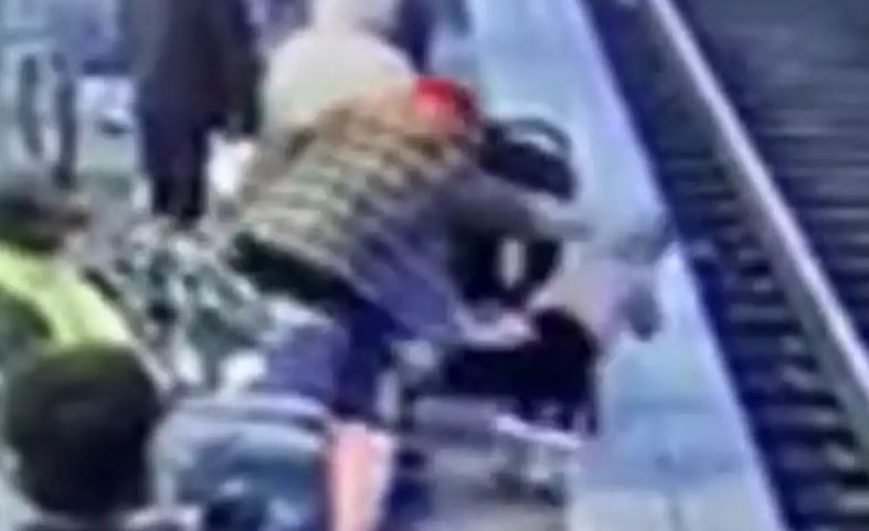 Γυναίκα σπρώχνει τρίχρονο κοριτσάκι στις γραμμές του τρένου ...