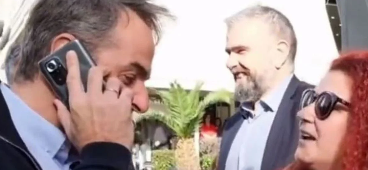 ΠΑΝΙΚΟΒΛΗΤΟΣ, ΜΟΙΡΑΖΕΙ ΚΟΥΠΟΝΙΑ, ΚΑΝΕΙ ΠΕΡΙΟΔΕΙΕΣ ΚΑΙ ΒΛΕΠΕΙ ΤΗ ...