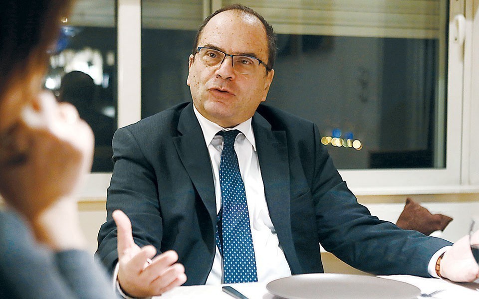 ΔΕΝ ΚΑΝΕΙ ΠΙΣΩ ΚΑΙ ΕΠΙΜΕΝΕΙ Ο ΠΡΟΕΔΡΟΣ ΤΗΣ ΑΔΑΕ ΧΡΗΣΤΟΣ ΡΑΜΜΟΣ! ΔΕΙΤΕ ...