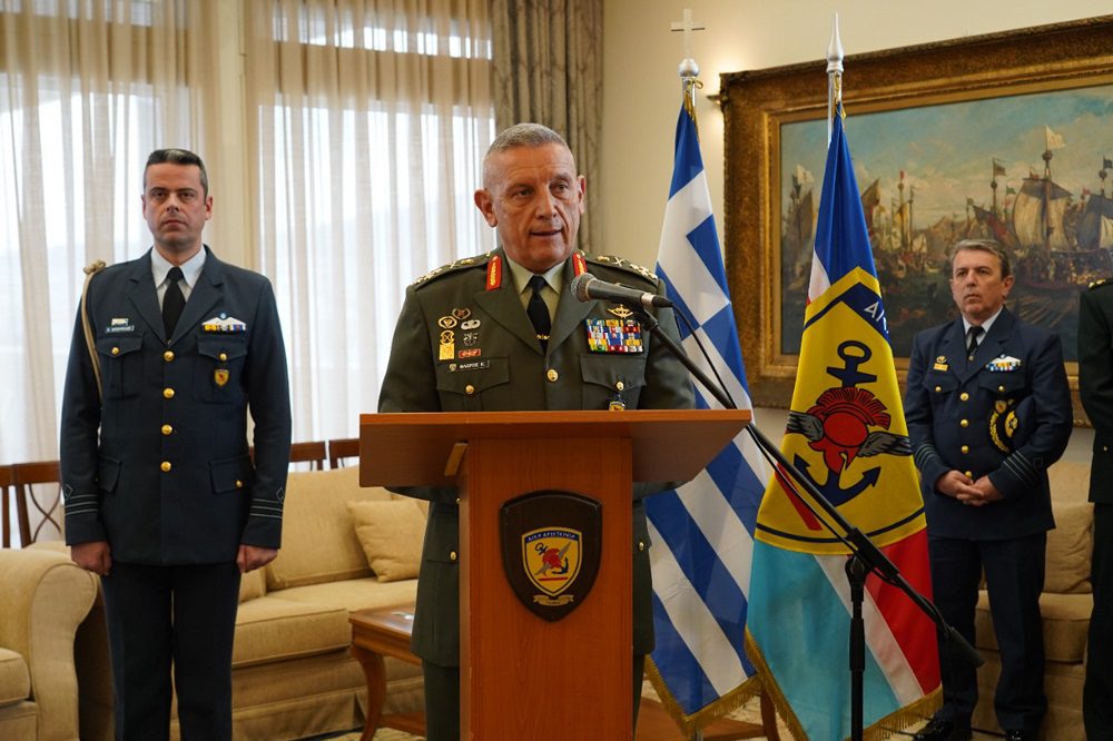 ΒΡΕ ΚΑΛΩΣ ΤΟ ΠΑΙΔΙ! ΕΜΦΑΝΙΣΤΗΚΕ Ο ΦΛΩΡΟΣ ΚΑΙ ΠΡΟΣΠΑΘΕΙ ΝΑ ΣΩΣΕΙ ΤΟ ...