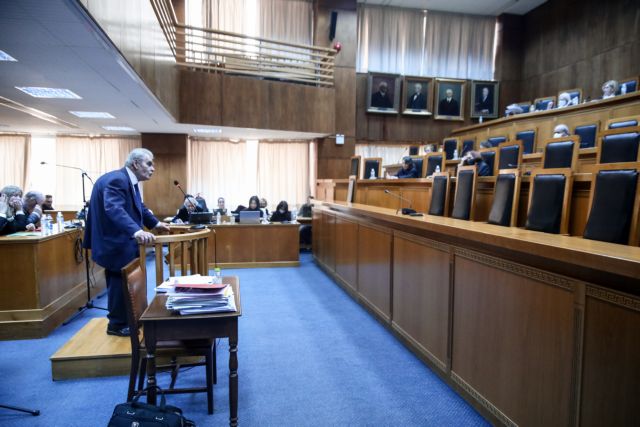 Μάνα ζητάει με δάκρυα από τους δικαστές να μπει φυλακή ο γιος της ...
