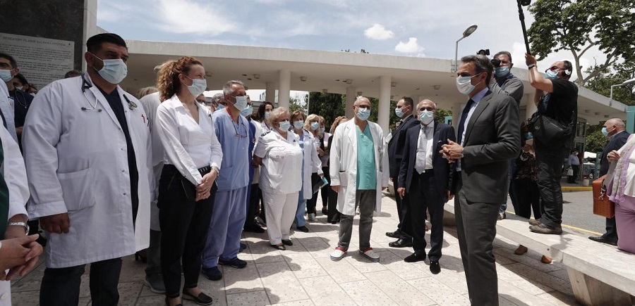 Ο ΣΑΜΑΡΑΣ ΜΟΙΑΖΕΙ ΓΑΤΑΚΙ ΜΠΡΟΣΤΑ ΣΤΟΝ ΜΗΤΣΟΤΑΚΗ – ΒΟΜΒΑ ΕΠΙΒΕΒΑΙΩΝΕΙ ...