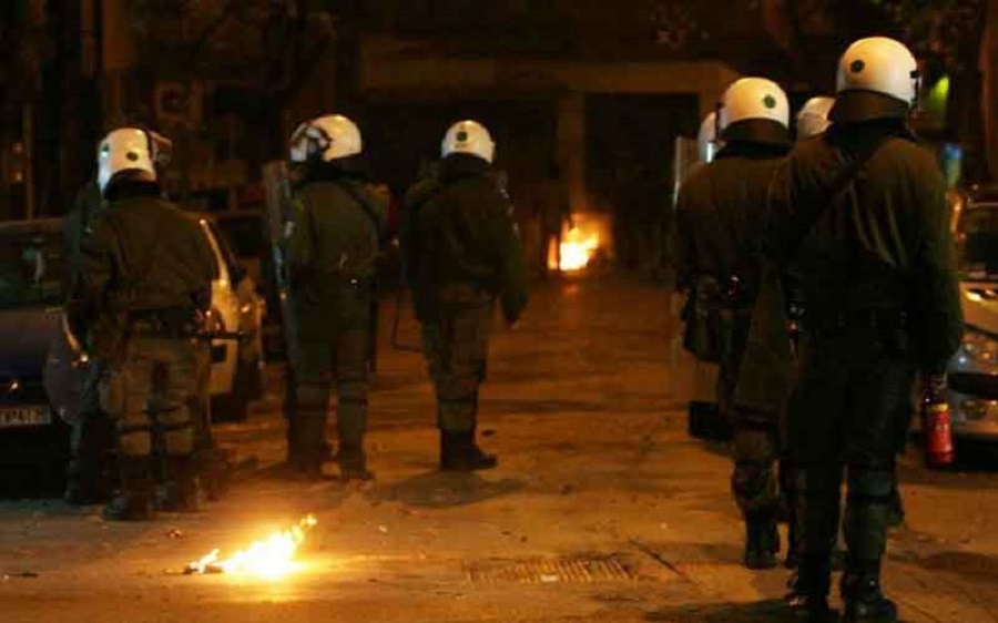 Επίθεση σε διμοιρία των ΜΑΤ στα Εξάρχεια – Makeleio.gr