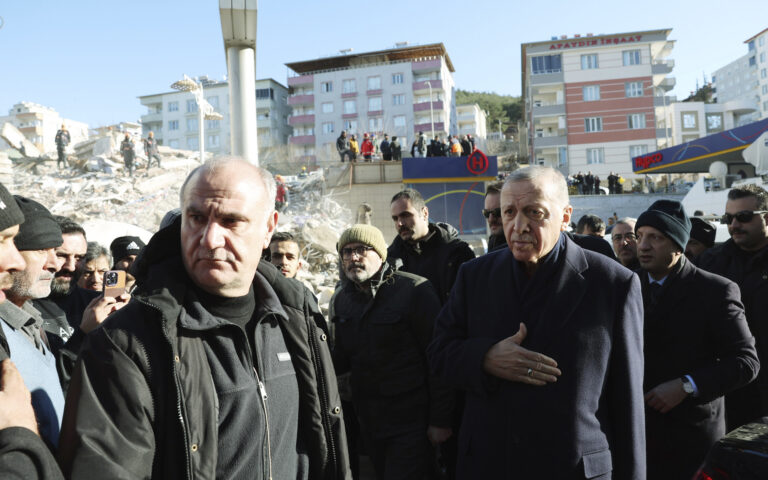 ΣΕΙΣΜΟΣ: ΓΙΑΤΙ ΚΑΤΕΡΡΕΥΣΑΝ ΣΑΝ ΤΡΑΠΟΥΛΟΧΑΡΤΑ ΟΛΟΚΑΙΝΟΥΡΓΙΕΣ ...