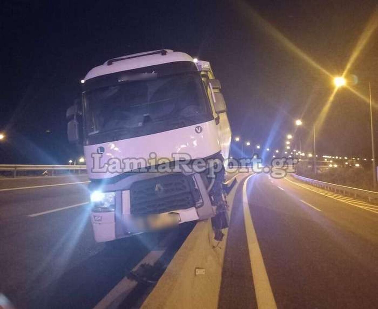 Φθιώτιδα: Νταλίκα «σκαρφάλωσε» στο διαχωριστικό στηθαίο στην εθνική οδό ...