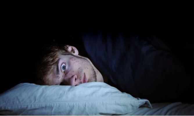 Τι είναι η «Μόρα» που μας πνίγει στον ύπνο μας; (Βίντεο) – Makeleio.gr