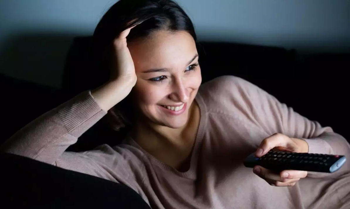 Σας αρέσει να βλέπετε ξανά και ξανά τις ίδιες ταινίες και σειρές; – Κι όμως υπάρχει εξήγηση ...