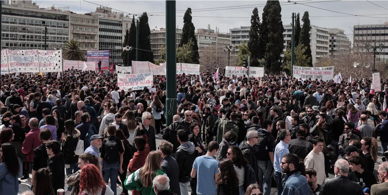 Η ΛΑΪΚΗ ΟΡΓΗ ΠΝΙΓΕΙ ΤΗΝ ΚΥΒΕΡΝΗΣΗ. ΠΑΝΩ ΑΠΟ 40.000 ΠΟΛΙΤΕΣ ΔΙΑΔΗΛΩΣΑΝ ...