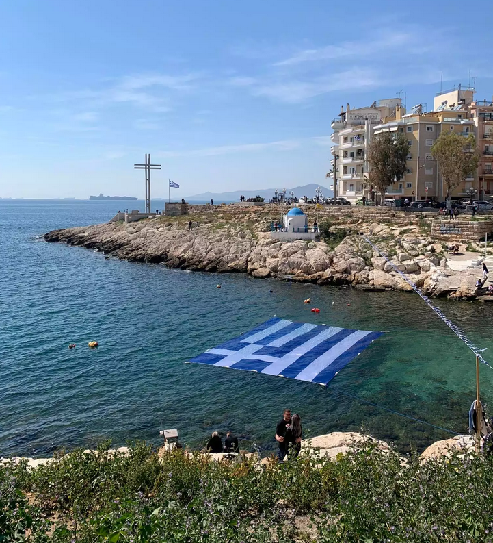 25η Μαρτίου στον Πειραιά: Η τεράστια ελληνική σημαία κυματίζει και πάλι ...