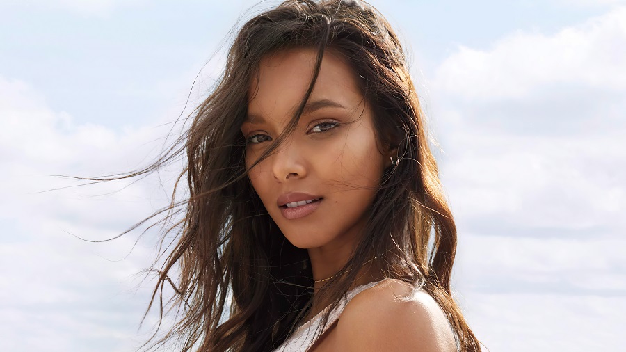 Η Lais Ribeiro μας δείχνει το κορμί της με μπικίνι στην παραλία της ...
