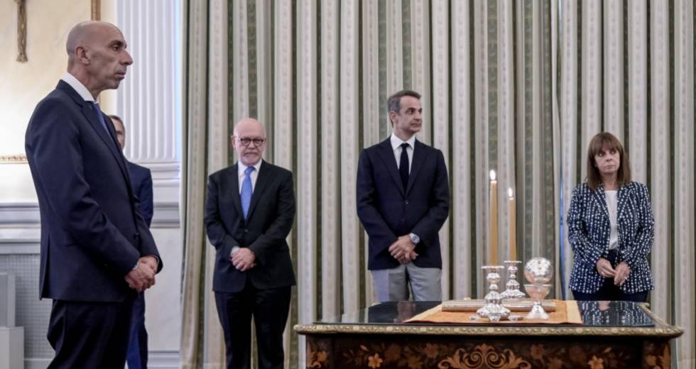 ΕΝΑΣ ΛΟΧΟΣ ΦΥΛΑΕΙ ΤΟ ΚΟΠΡΟΣΚΥΛΟ ΜΠΑΤΑΧΤΣΗ ΓΙΑΝΝΗ ΜΠΡΑΤΑΚΟ, ΥΦΥΠΟΥΡΓΟ ...