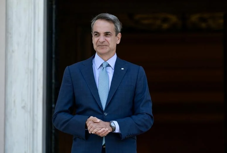 ΠΕΦΤΟΥΝ!!! “ΠΑΓΩΝΟΥΝ” ΤΑ ΧΑΜΟΓΕΛΑ ΣΤΟ ΜΑΞΙΜΟΥ! ΓΥΝΑΙΚΕΣ ΚΑΙ ΝΕΟΙ ...