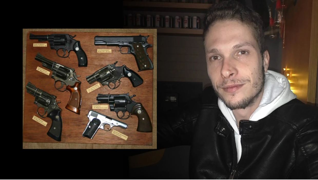 ΑΥΤΟΣ ΕΙΝΑΙ Ο ΔΟΛΟΦΟΝΟΣ ΠΟΥ ΣΚΟΤΩΣΕ ΤΗΝ ΜΗΤΕΡΑ ΤΟΥ ΜΕ ΜΙΑ ΣΦΑΙΡΑ ...