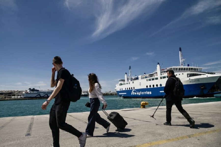 Αναχωρούν οι εκδρομείς για το τριήμερο Πρωτομαγιάς: Γεμάτα πλοία ...